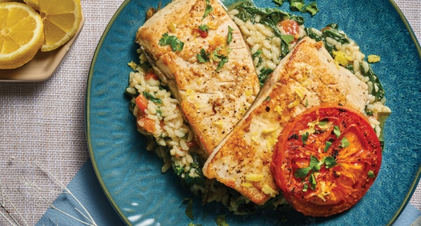 Филе от шаран със спаначено ризото с печени орехи и домати