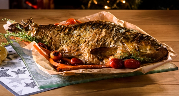 Пълнен шаран с чери домати, лук и гъби