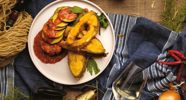 Пържен шаран върху патладжан с домати