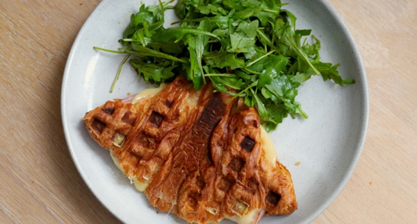 Croissant toast med ost og skinke