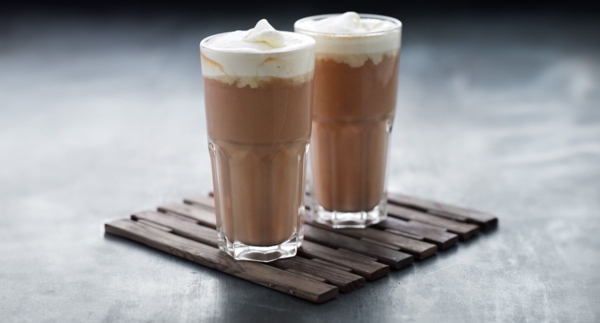 Varm kaffe med chokolade, muskat og romfløde