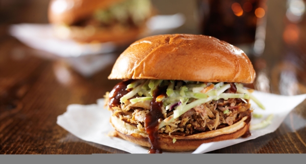 Pulled Pork-Burger mit Krautsalat und BBQ-Sauce