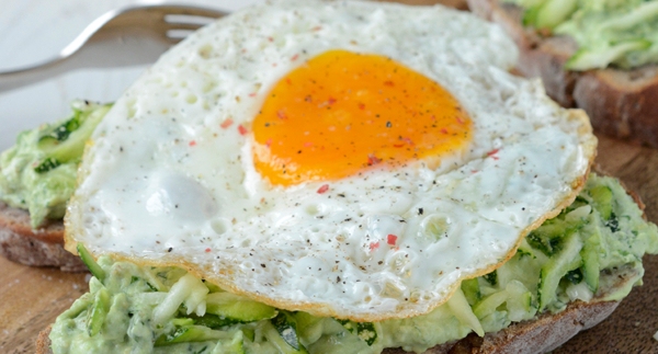Avocado-Brotschnitte mit Spiegelei