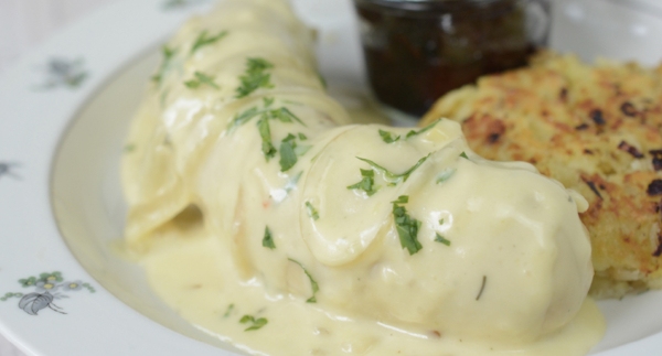 Glarner Kalberwurst mit Zwiebelbuttersauce und Dörrpflaumen-Kompott