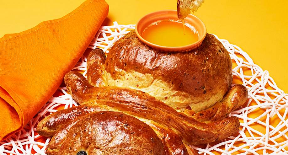 Cheese and leek spider bread with garlic butter dip