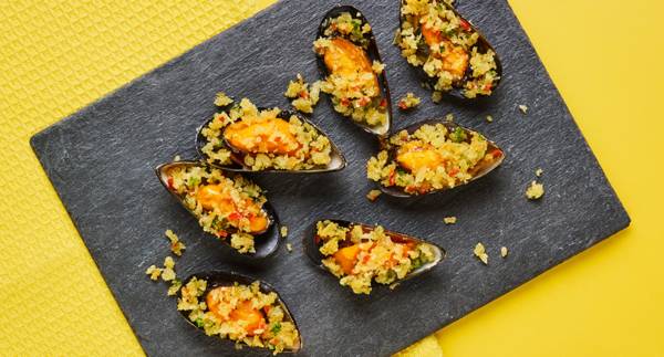 Baked mussels with golden breadcrumbs