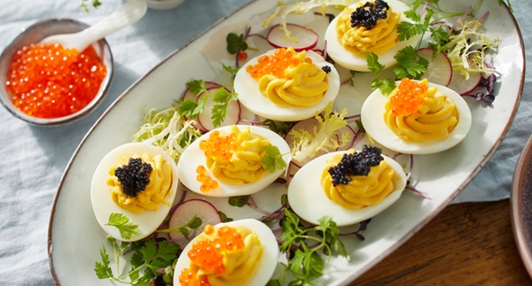 Täidetud munad kalamarja, röstitud leiva ja meresoolavõiga