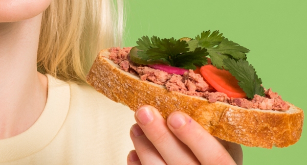 Toast au pâté de Pâques, légumes en saumure et fines herbes