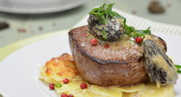 Filet de bœuf Angus sur gratin de pommes de terre avec crème aux morilles
