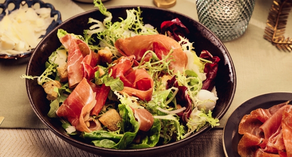 Salade au pain avec jambon Serrano