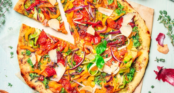 Pizza colorée aux légumes rôtis