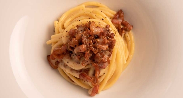 Pasta fatta in casa con pecorino e guanciale