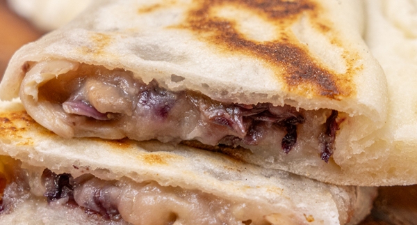 Calzoncini con patate, Provolone Valpadana DOP piccante, radicchio e funghi