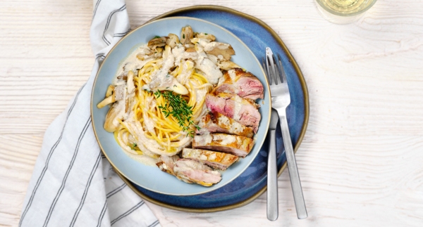 Krokante fazantfilet met pasta en romige champignonsaus