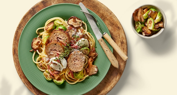 Pasta met gehaktbrood, paddenstoelenmix, spruitjes en mozzarella