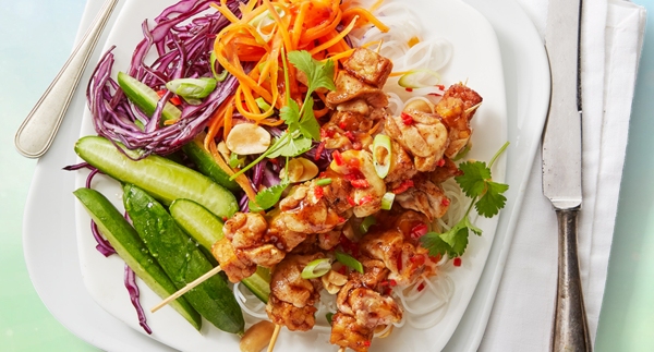 Kip-tempeh saté met noedels en zoetzure groenten