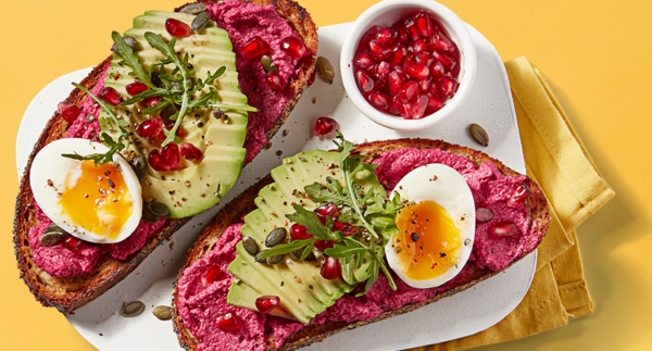 Avocado toast met ei en rode bietenspread