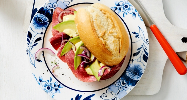 Broodje pekelvlees met mosterdmayonaise en avocado