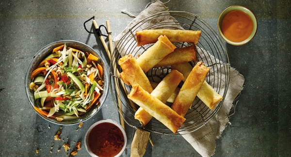 Thaise mini loempia's met komkommer-wortelsalade