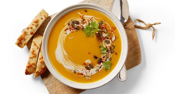 Pompoensoep met kokosroom, pompoenpitten en chilivlokken