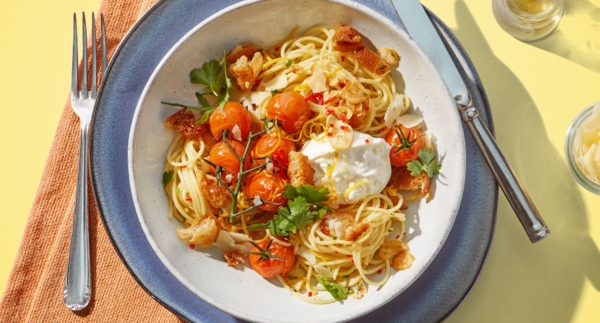 Knoflook spaghetti met burrata, rode peper en peterselie