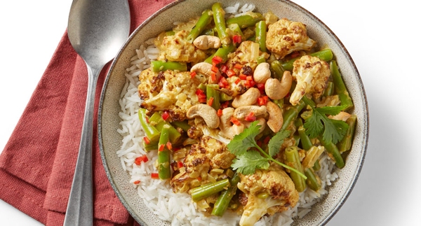 Geroosterde bloemkool sperziebonen kokoscurry met cashewnoten en ...