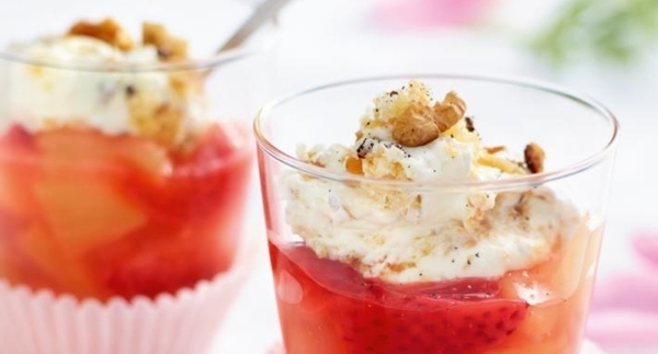 Desert rece de ananas cu capsuni si frisca cu nuci