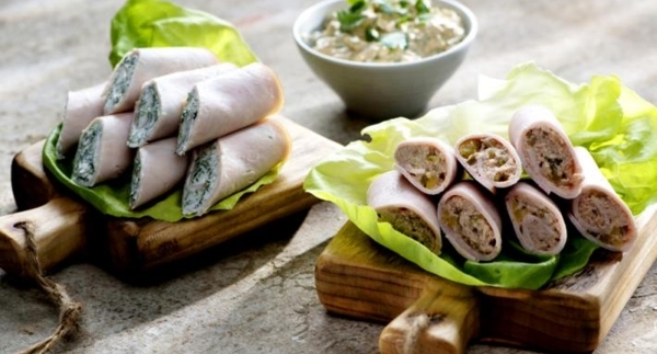 Duet de sunca servit cu sos de smantana