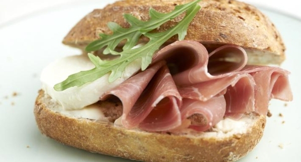 Sandvici cu sunca afumata si mozzarella