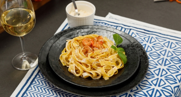 Tagliatelle cu creveti si sos alb