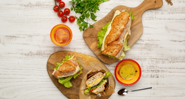 Sandwich cu șuncă și ou