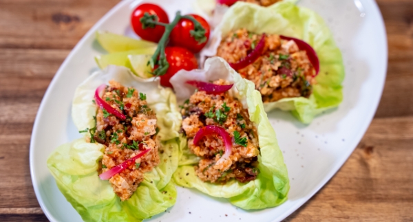 Bulgur Bowl mit Tofu, frischer Minze und Oliven