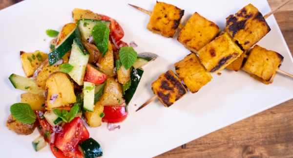 Brochettes de tofu avec salade de tomates et de pommes de terre et ...