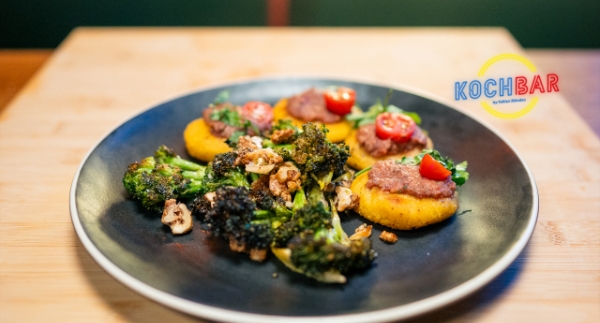 Cakes de maïs avec salsa de haricots, croustillant au brocoli et aux noix