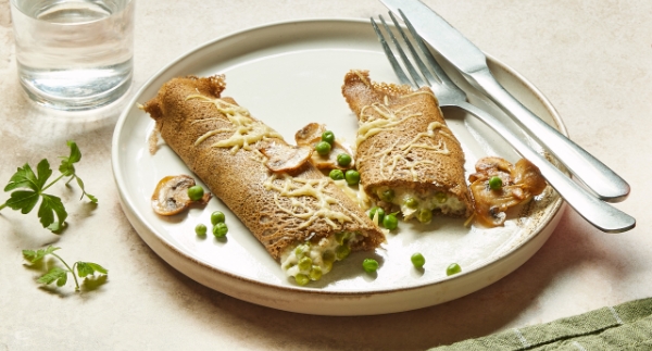 Crêpes fourrées aux petits pois et aux champignons