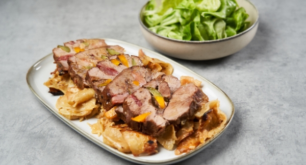 Špikana teleća lopatica, mlinci i salata puterica