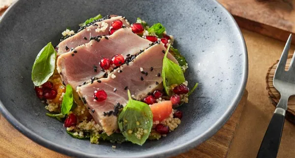 Tonhal tataki, mentás-paradicsomos kuszkuszsalátával és gránátalmával