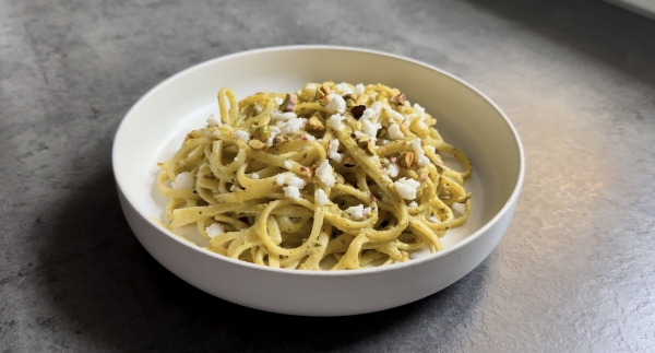 Linguine con panetto vegano alla greca e pistacchi