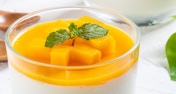 Kokosriekstu Panna Cotta ar laimu un mango