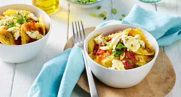 Verse ravioli met pittige tomatensaus en gemarineerde mozzarella