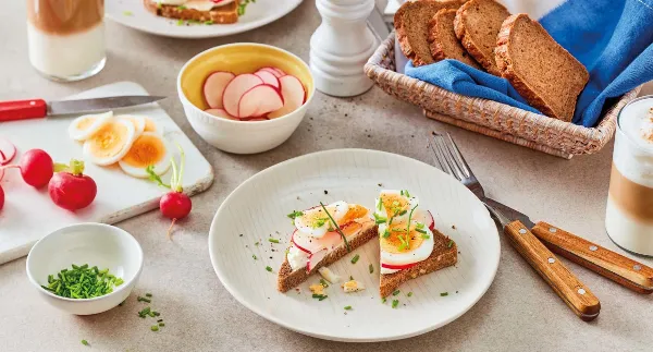 Belegde broden met ei en radijs