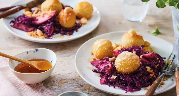 Appel-rode kool met mini aardappelknoedels in macadamianotensaus