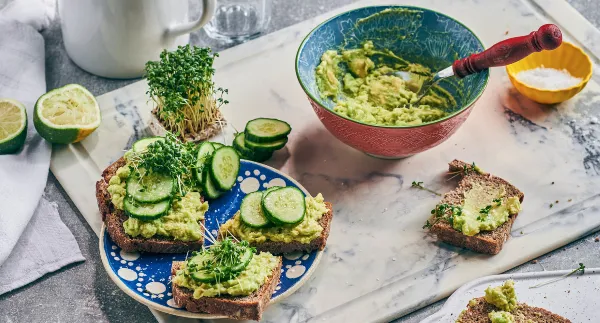 Belegde broodjes met guacamole en komkommer