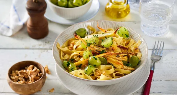 Verse walnoten-tagliatelle met geroosterde pastinaak en druiven ...