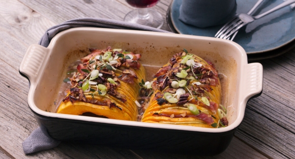 Butternut hasselback aux lardons, pomme et noix de pecan