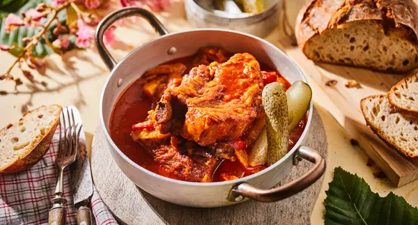 „Pincepörkölt” Bográcsos körmös pacal, faszénen grillezett oldalassal