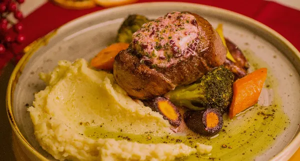 Medaglioni di filetto di manzo con ortaggi a radice, purè di patate e ...