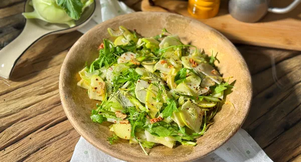 Salată de gulie cu apio, mere și nuci